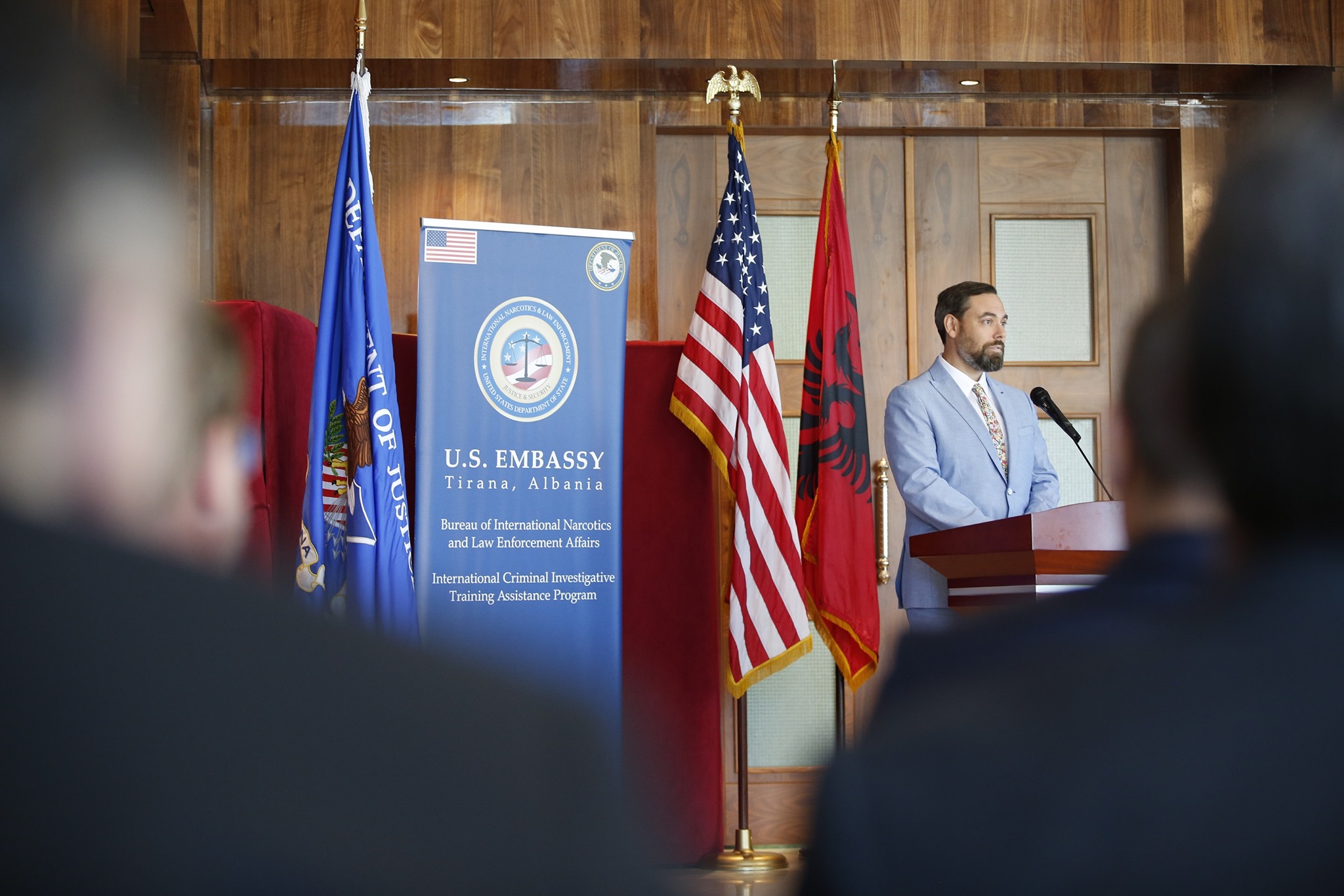 ZËVENDËS AMBASADORI DEMIAN SMITH: DITËT E PANDËSHKUESHMËRISË SË TË ...