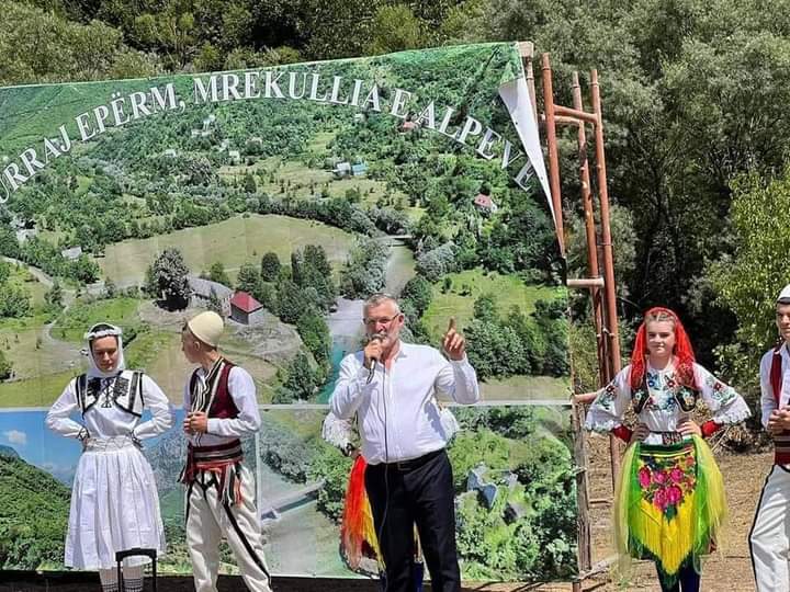 Dr. Mhill GECAJ: CURRAJ I EPER, MREKULLIA E ZBRAZUR QË PO RIPOPULLOHET ...